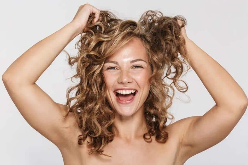 5 ideias de madeixas para cabelo encaracolado | Garnier